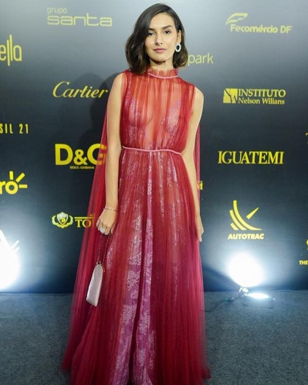 Marina Moschen surpreende ao usar vestido transparente em evento de gala