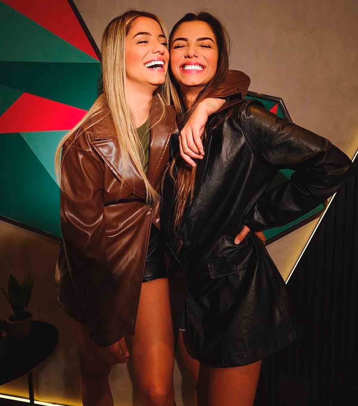 Key Alves arranca suspiros em foto com a gêmea, Keyt