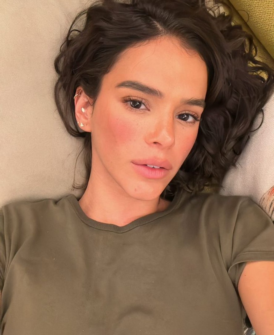 Bruna Marquezine esbanja beleza em novo clique