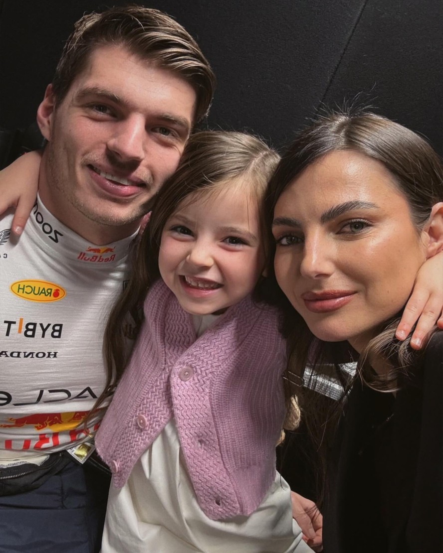 Kelly Piquet abre álbum de viagem para a Austrália com a filha e Max Verstappen