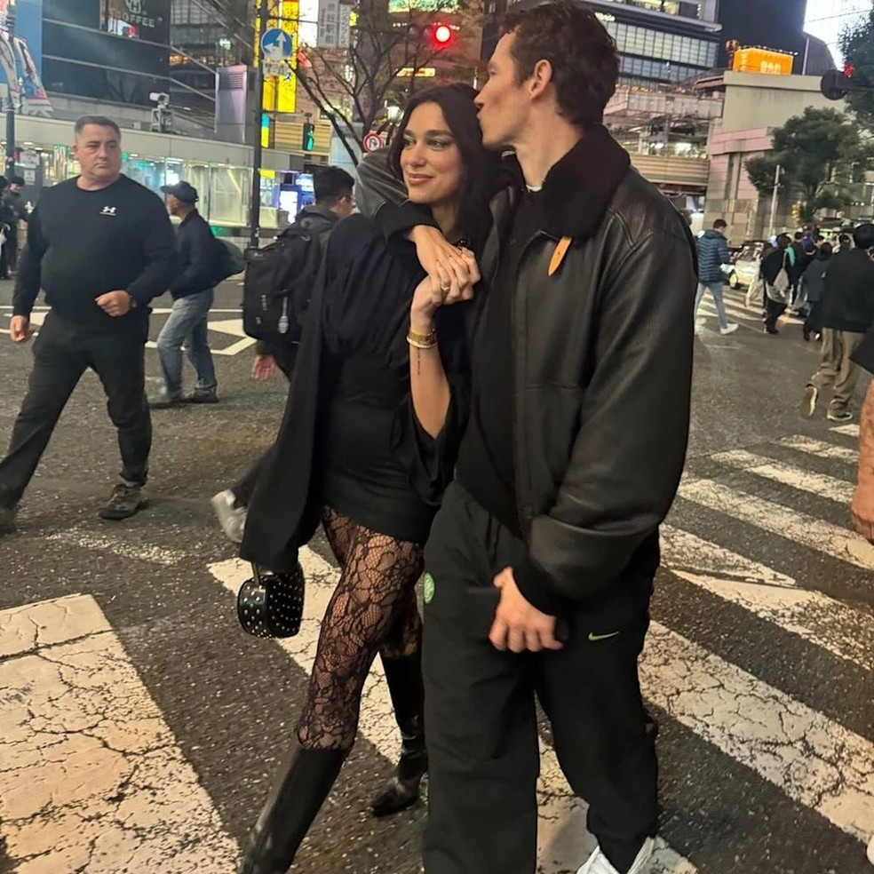 É oficial! Dua Lipa e Callum Turner estão noivos