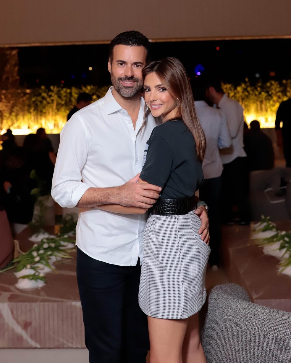 Carol Celico abre álbum de aniversário de 36 anos