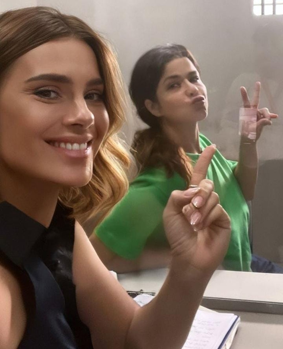 Carolina Dieckmann posa com Samara Felippo em bastidores de 'Vai na Fé'