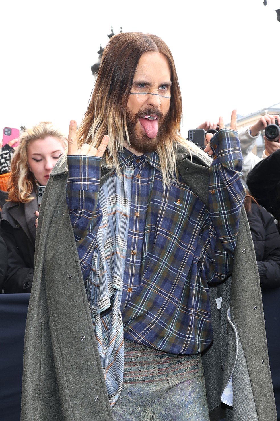 Jared Leto rouba a cena com saia de renda, plataforma e dentes ...