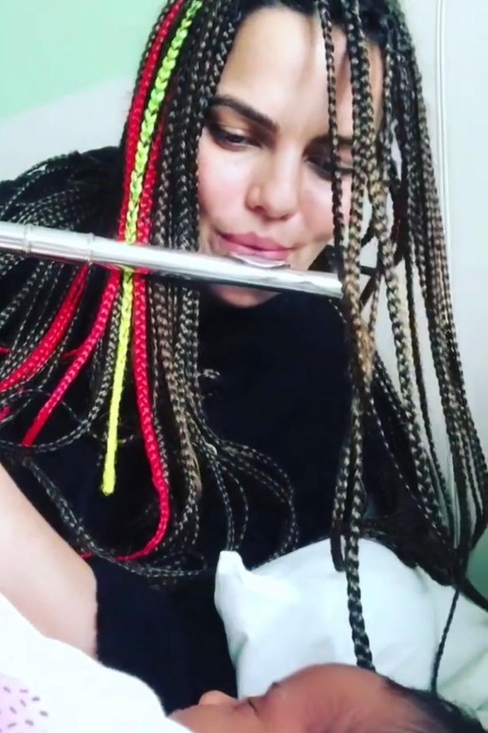 Barbara Fialho posta vídeo tocando flauta para a filha