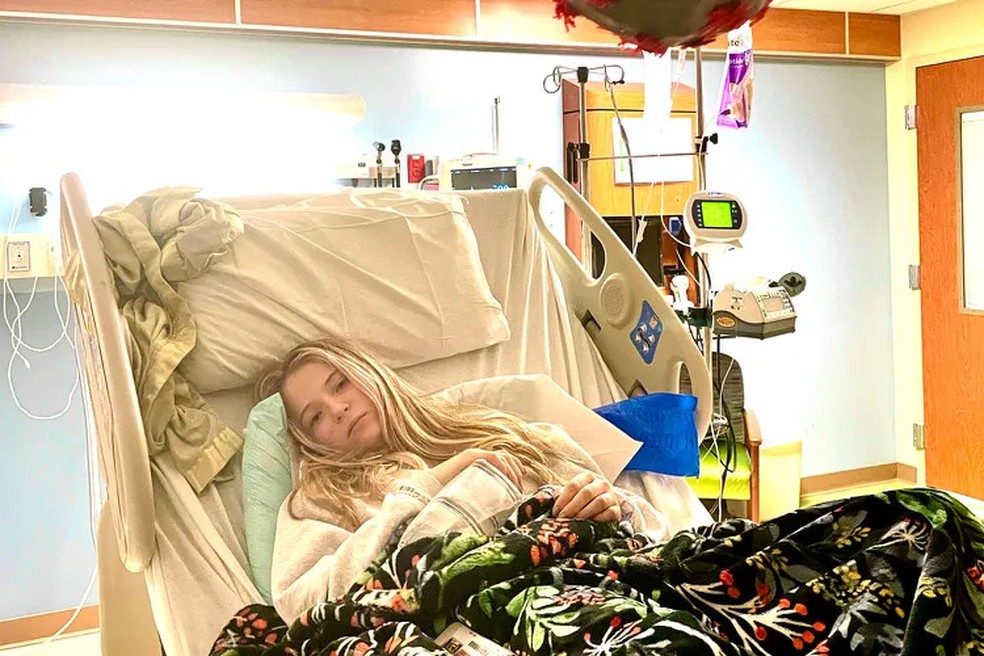 Com Covid longa há 4 anos, jovem celebra festa de formatura do hospital