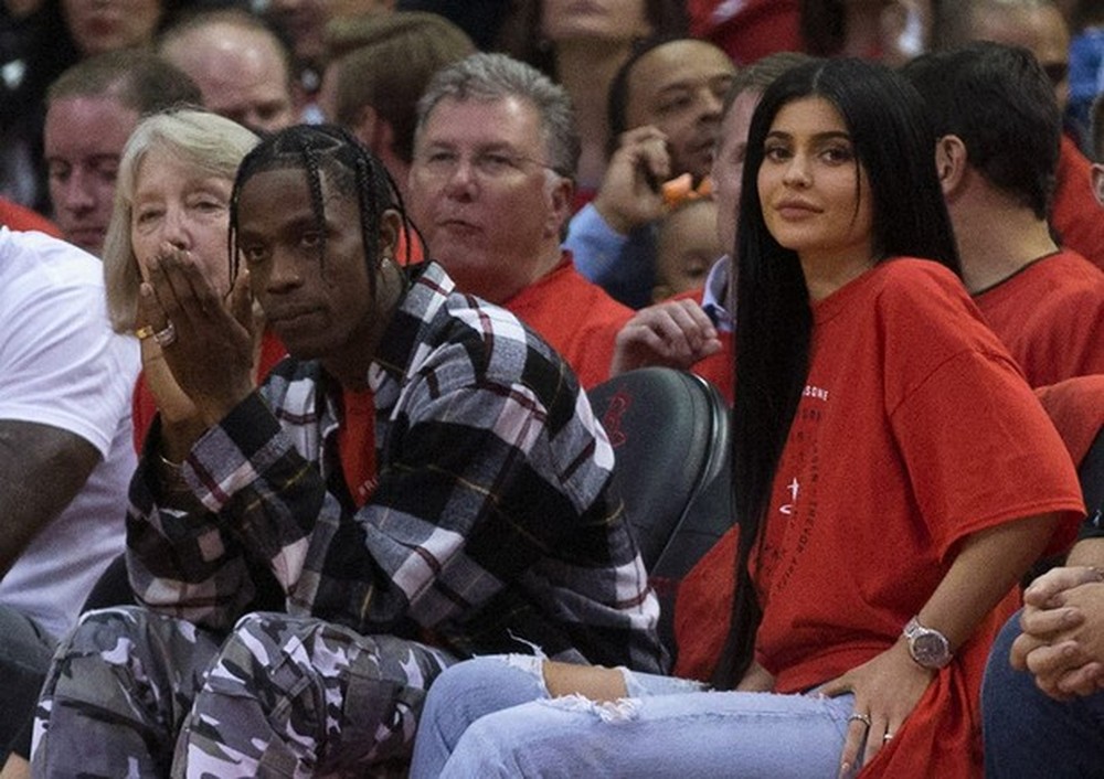Kylie Jenner dá à luz sua filha com Travis Scott e faz declaração em vídeo