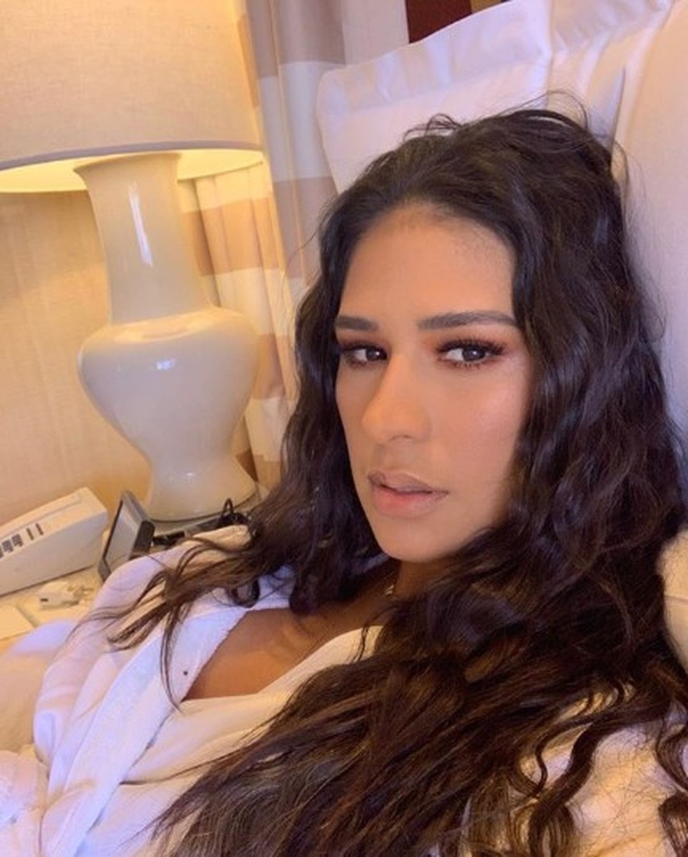 Simone faz carão enquanto relaxa: 'Bem diferente!'