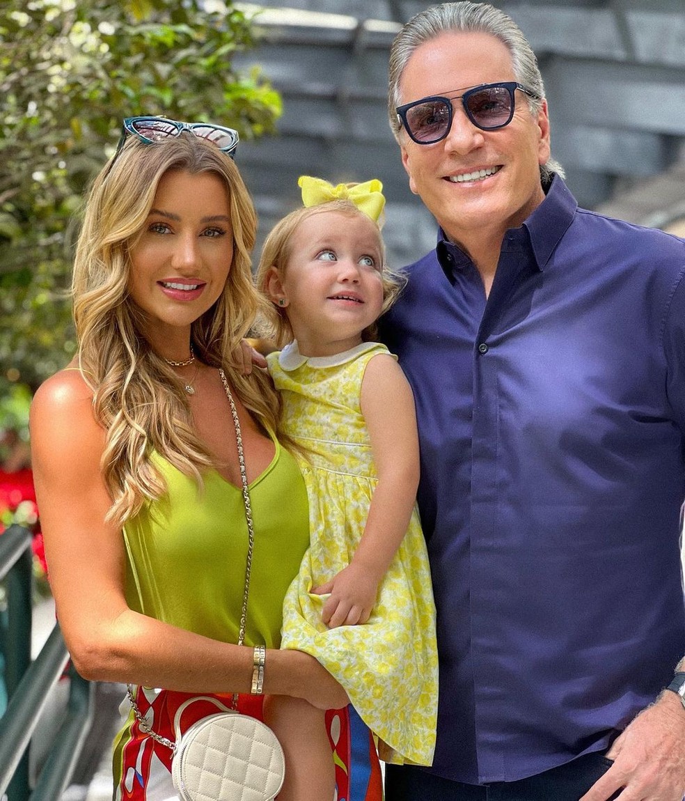 Em meio a tratamento de câncer, Roberto Justus posa com Ana Paula ...