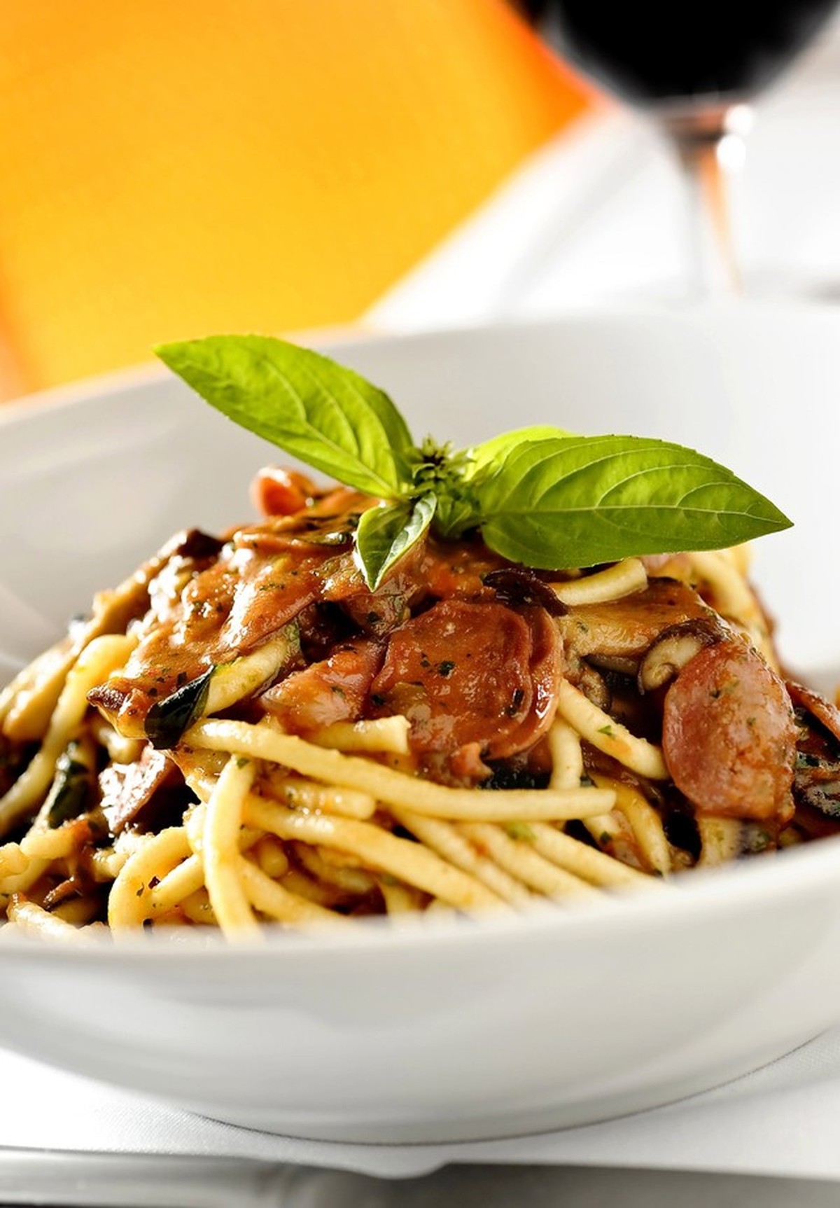 Aprenda a fazer uma deliciosa massa com ragu de linguiça e funghi