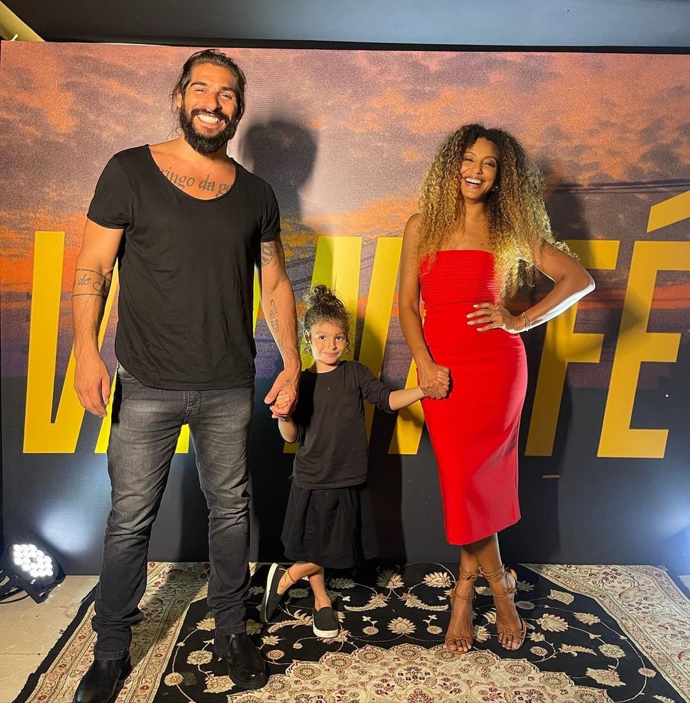 Sheron Menezes celebra estreia da novela “Vai na Fé” ao lado da família