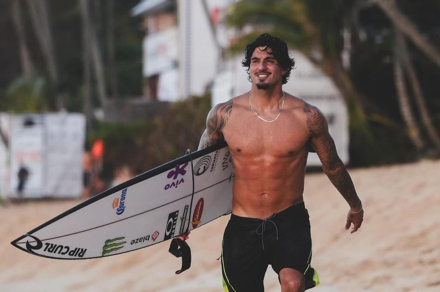 Gabriel Medina aproveita dia de praia no Havaí