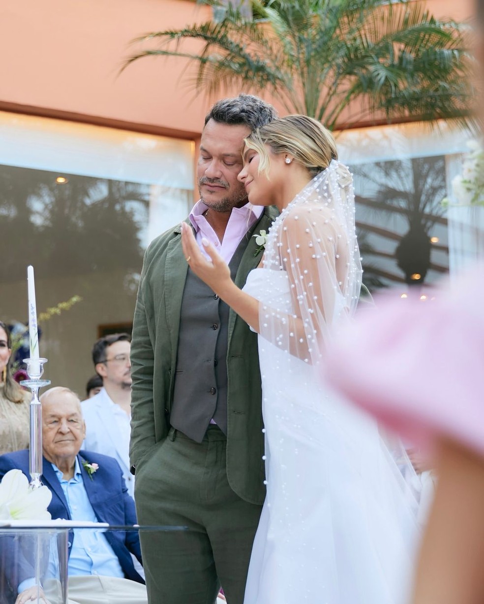 Isabella Santoni celebra cinco meses de casada com Henrique Blecher