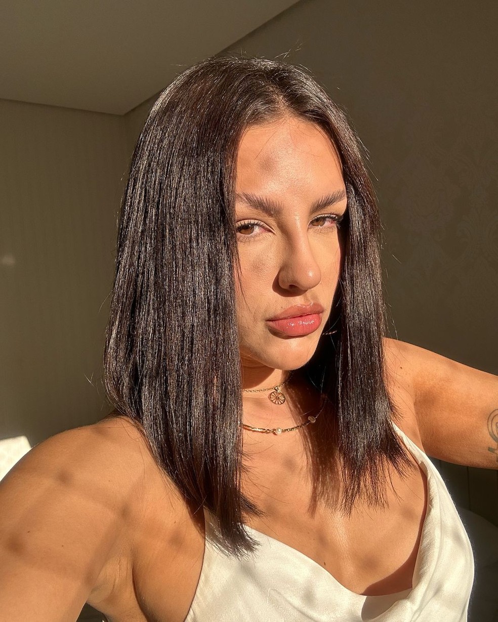 Kéfera Buchmann abre álbum de fotos exibindo novo visual: 'Carinha de vilã'