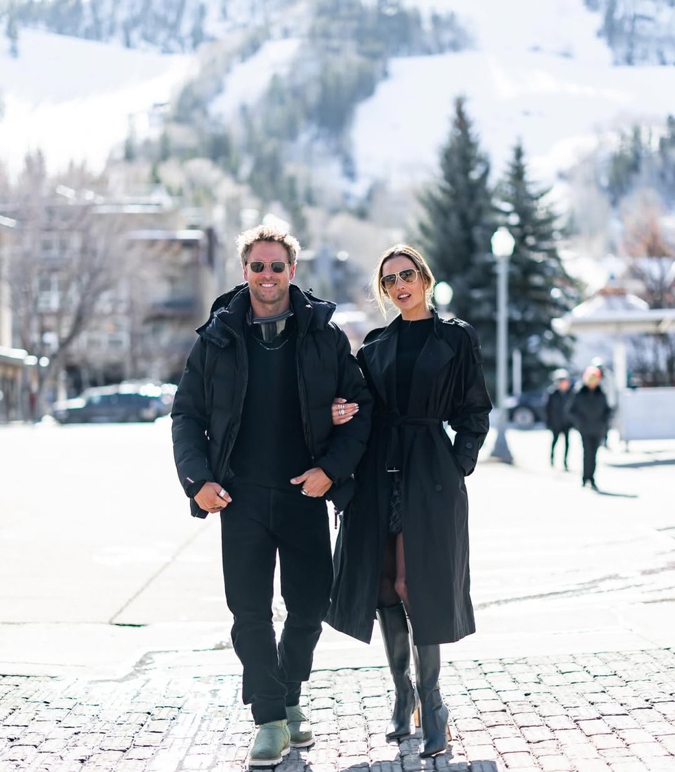 Alessandra Ambrosio protagoniza beijo romântico com Buck Palmer na neve ...