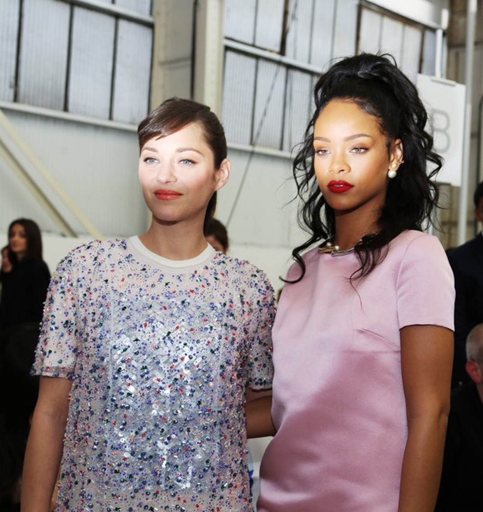 Rihanna chega de surpresa e rouba os flashes no desfile Resort da Dior