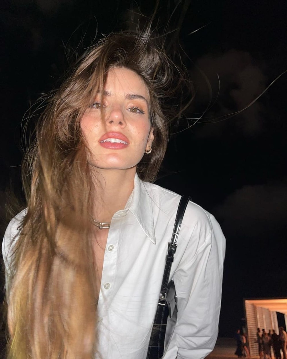 Camila Queiroz exibe registros inéditos diretamente de Miami