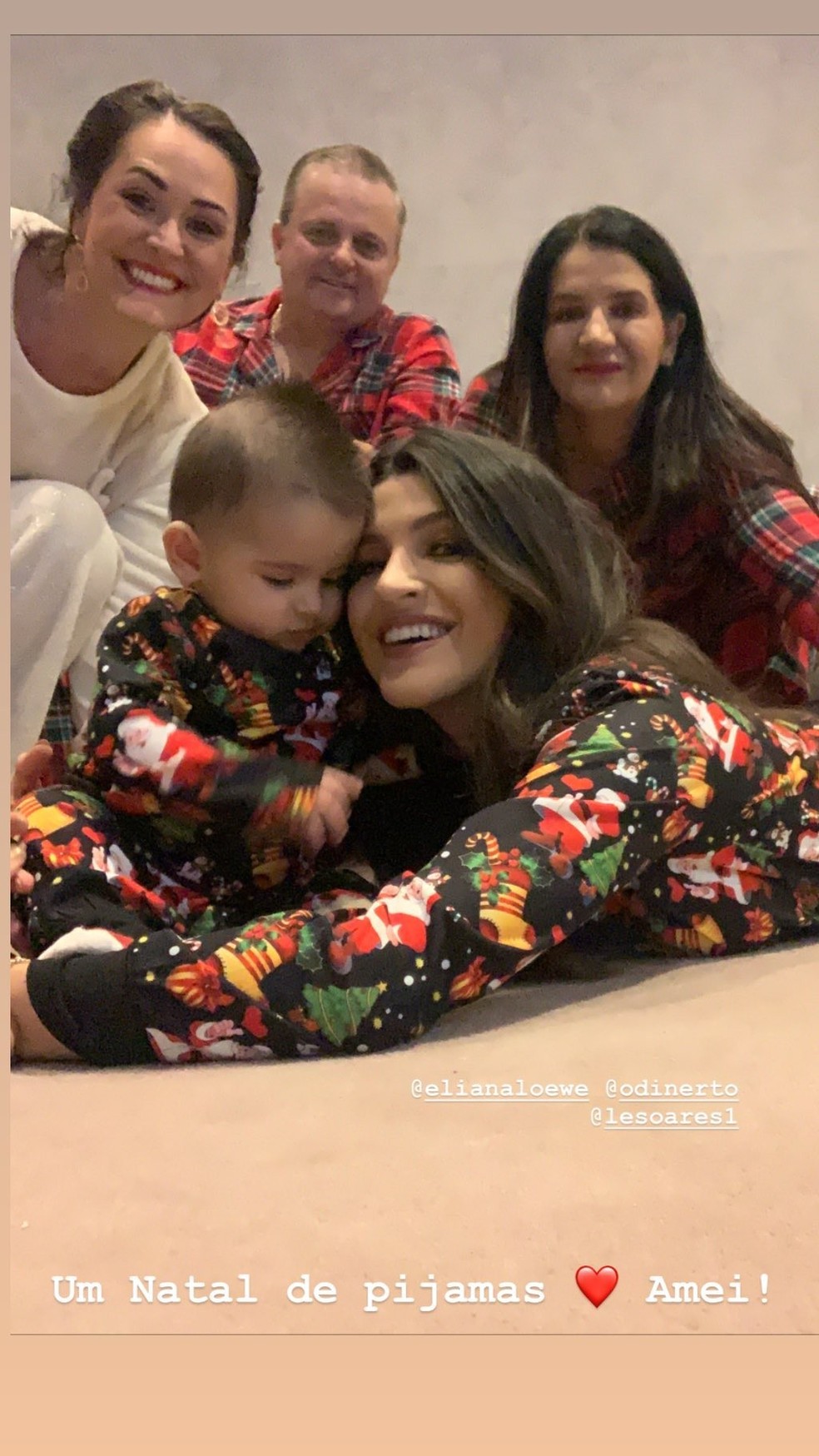 Alisson Becker combina look natalino com a mulher