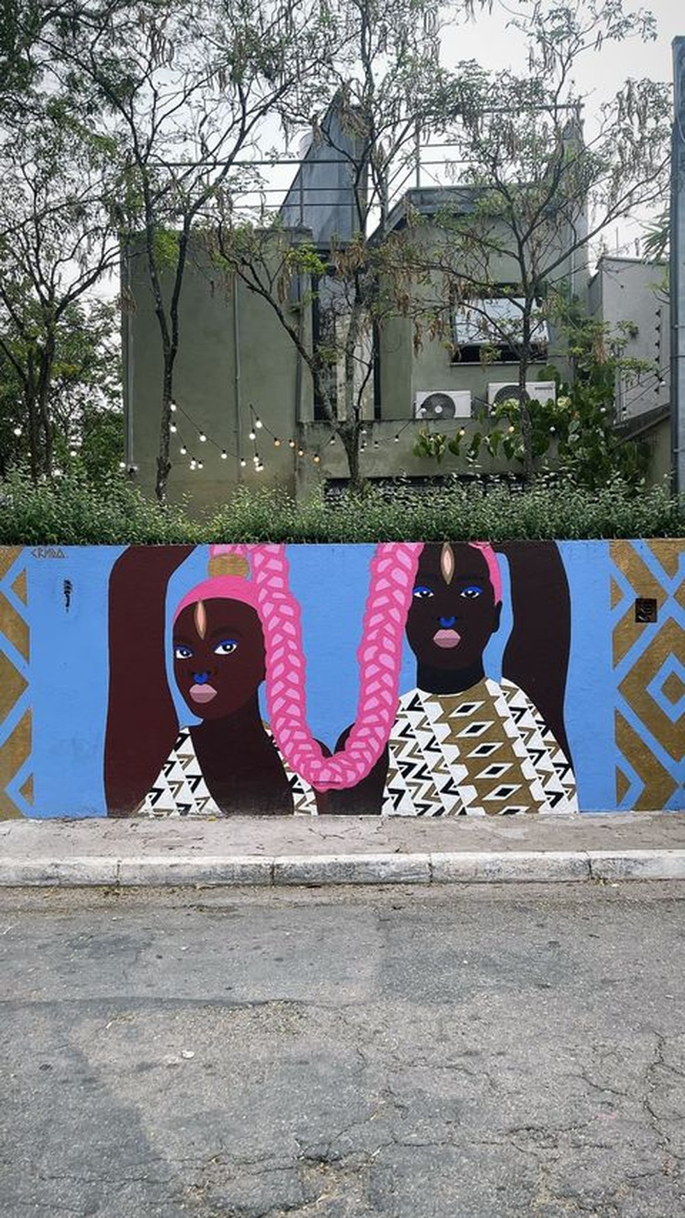 Irmão de Bruno Mars passeia no Beco do Batman, em São Paulo, e ganha ...