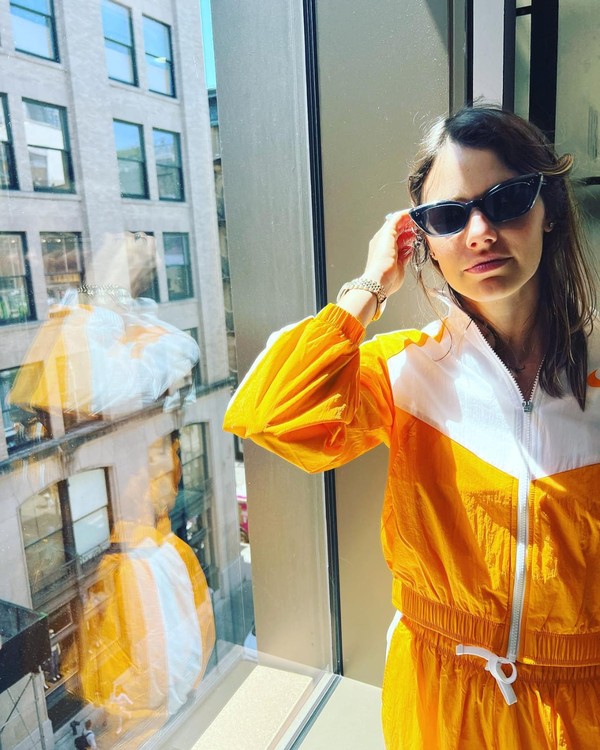 Laura Neiva abre álbum de viagem a Nova York