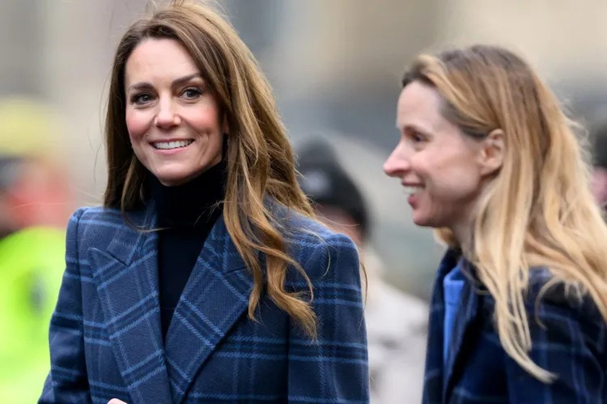 Kate Middleton e sua assistente aparecem com looks coordenados na Escócia