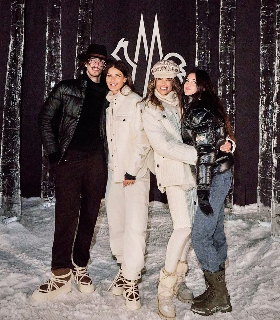 Alessandra Ambrosio protagoniza beijo romântico com Buck Palmer na neve ...
