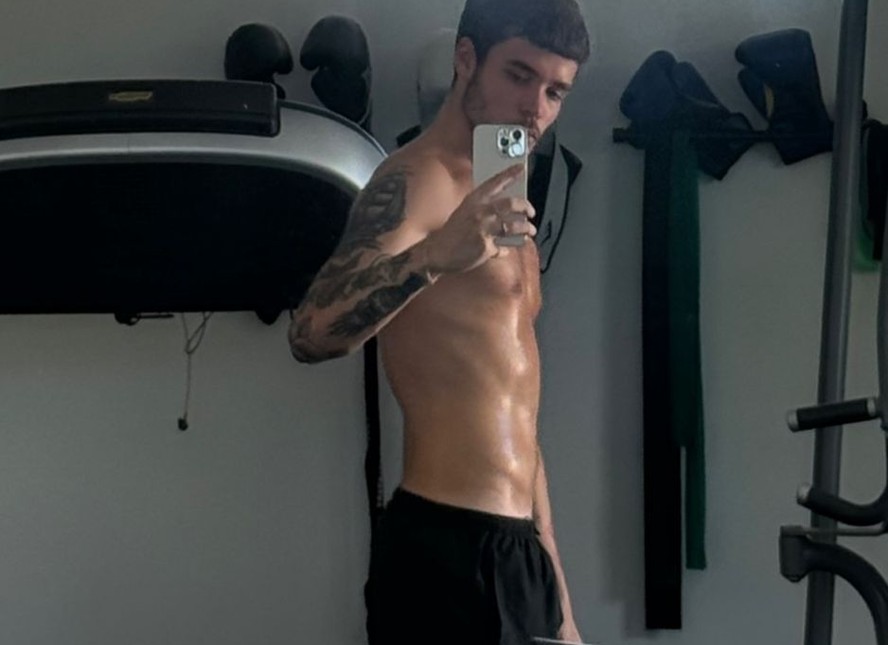 João Lucas exibe resultados de treinos em selfie no espelho
