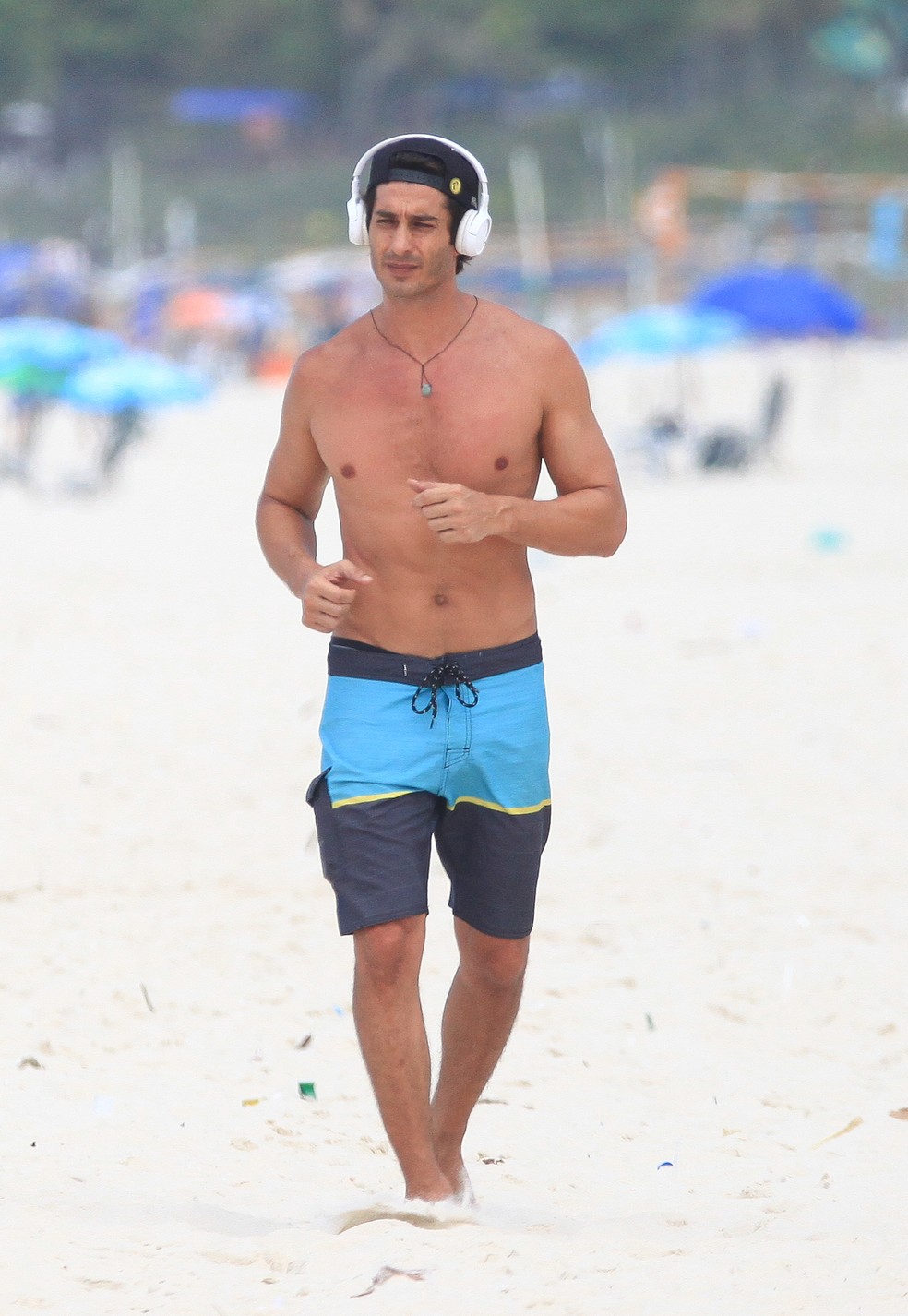 André Resende se exercita em praia no Rio de Janeiro
