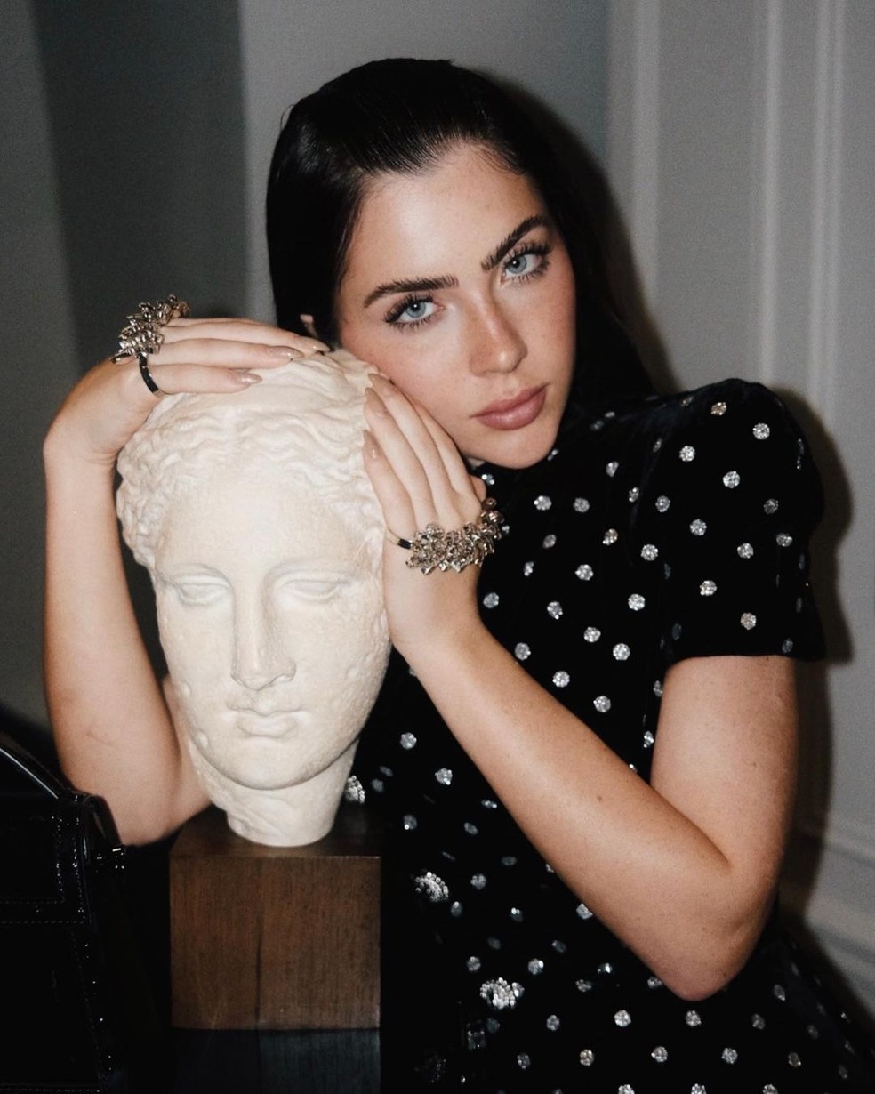 Jade Picon elege look all black para desfile da Balmain e encanta fãs