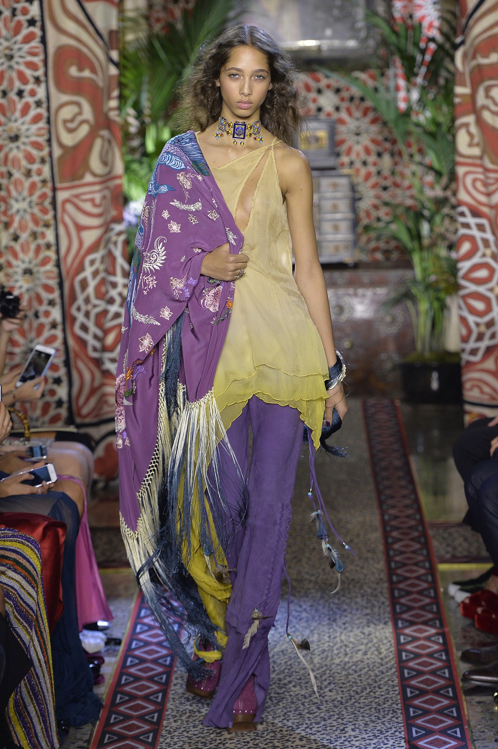 Verão da Cavalli ganha referências 70's, étnicas e aura boho