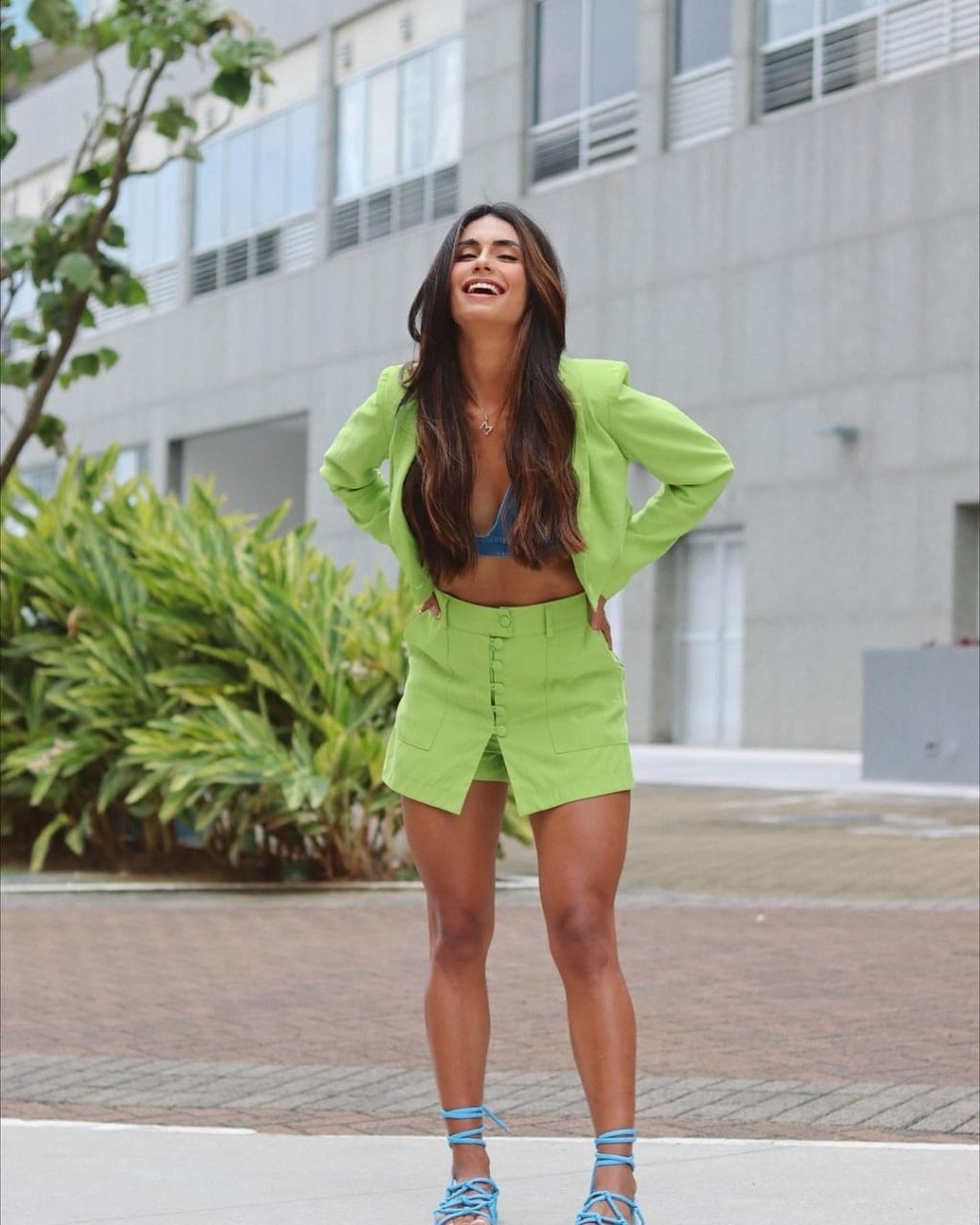 Carol Ramiro exibe look fashionista megacolorido e inspira fãs