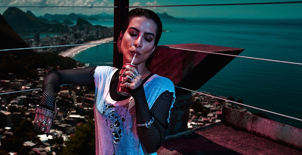 Cleo Pires posa em clima fetichista para editorial de seu site pessoal