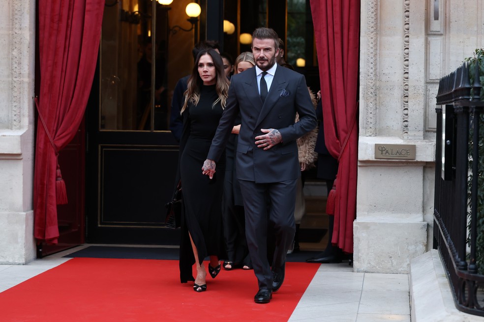 Em meio à briga familiar, Victoria Beckham recebe honraria da Ordem das ...