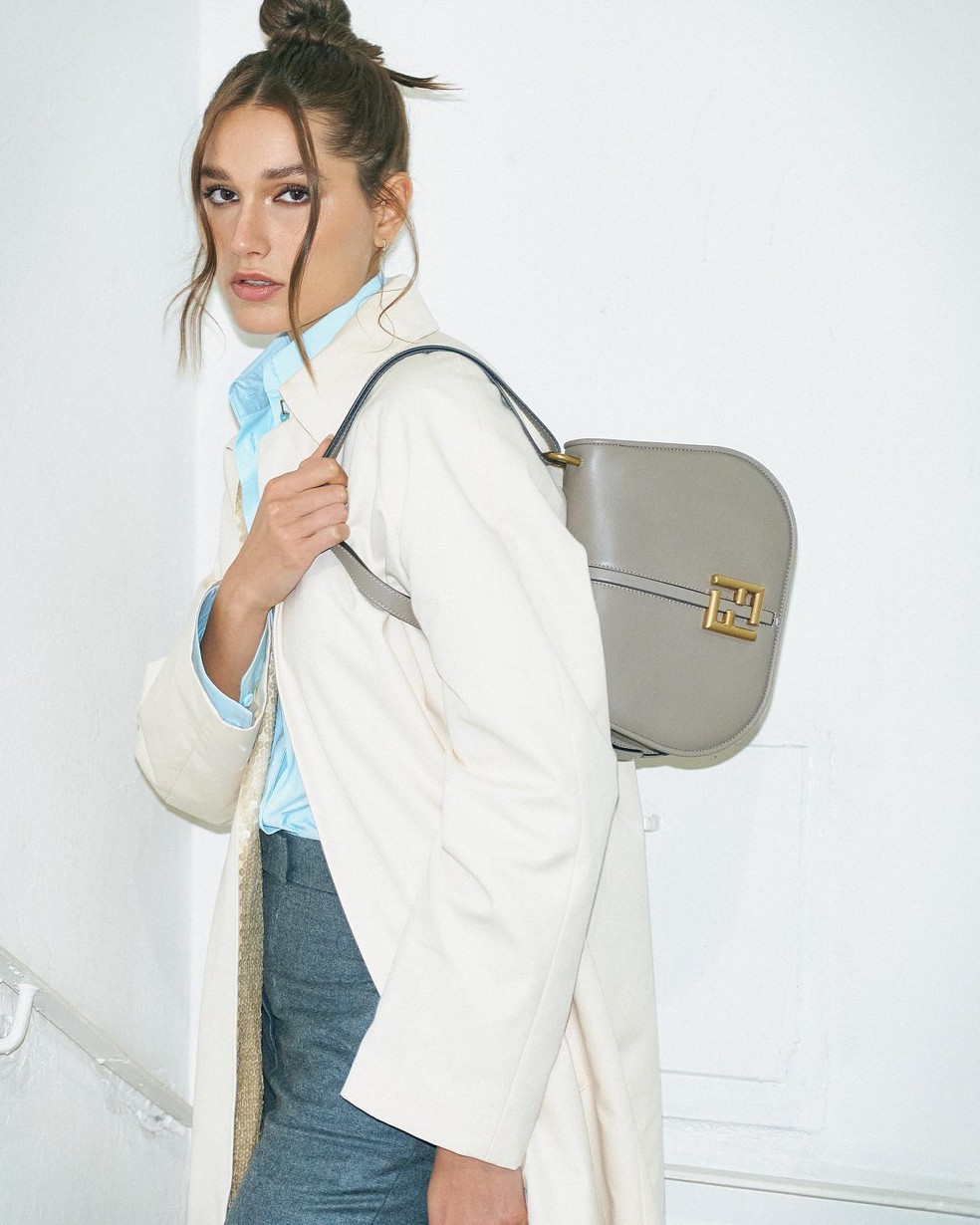 Sasha Meneghel esbanja elegância ao posar com look grifado