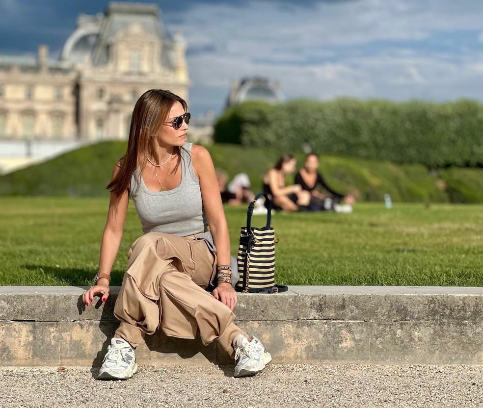 Carol Celico abre álbum de viagem romântica em Paris