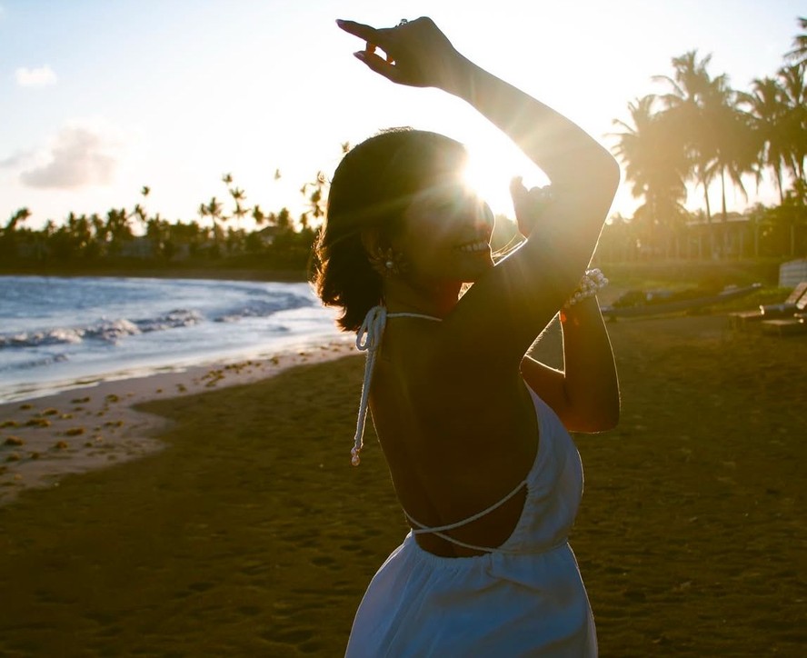 Isabella Santoni posa em cenário paradisíaco na reta final do ano