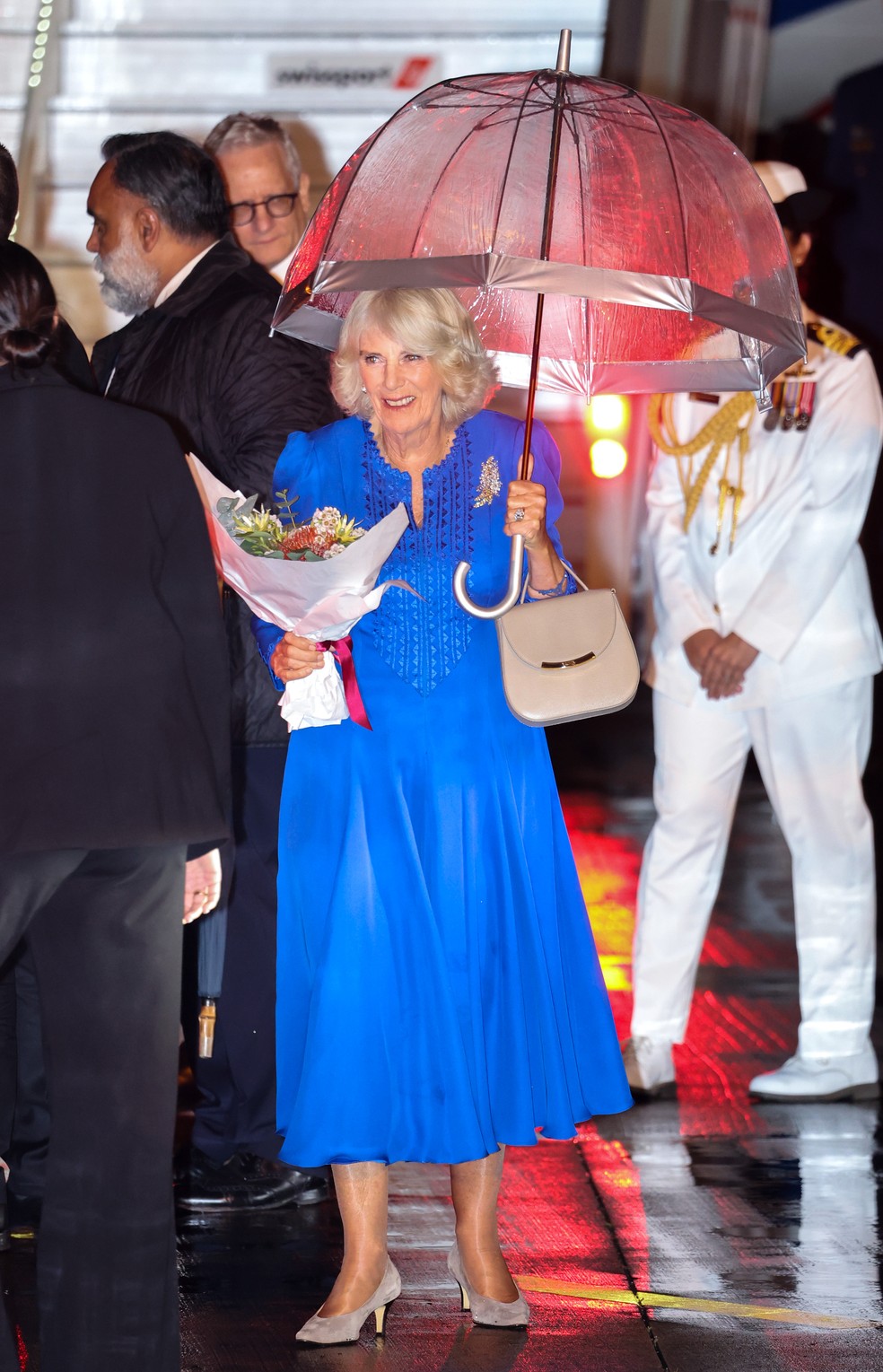 Rainha Camilla elege broche da Rainha Elizabeth para viagem à Austrália