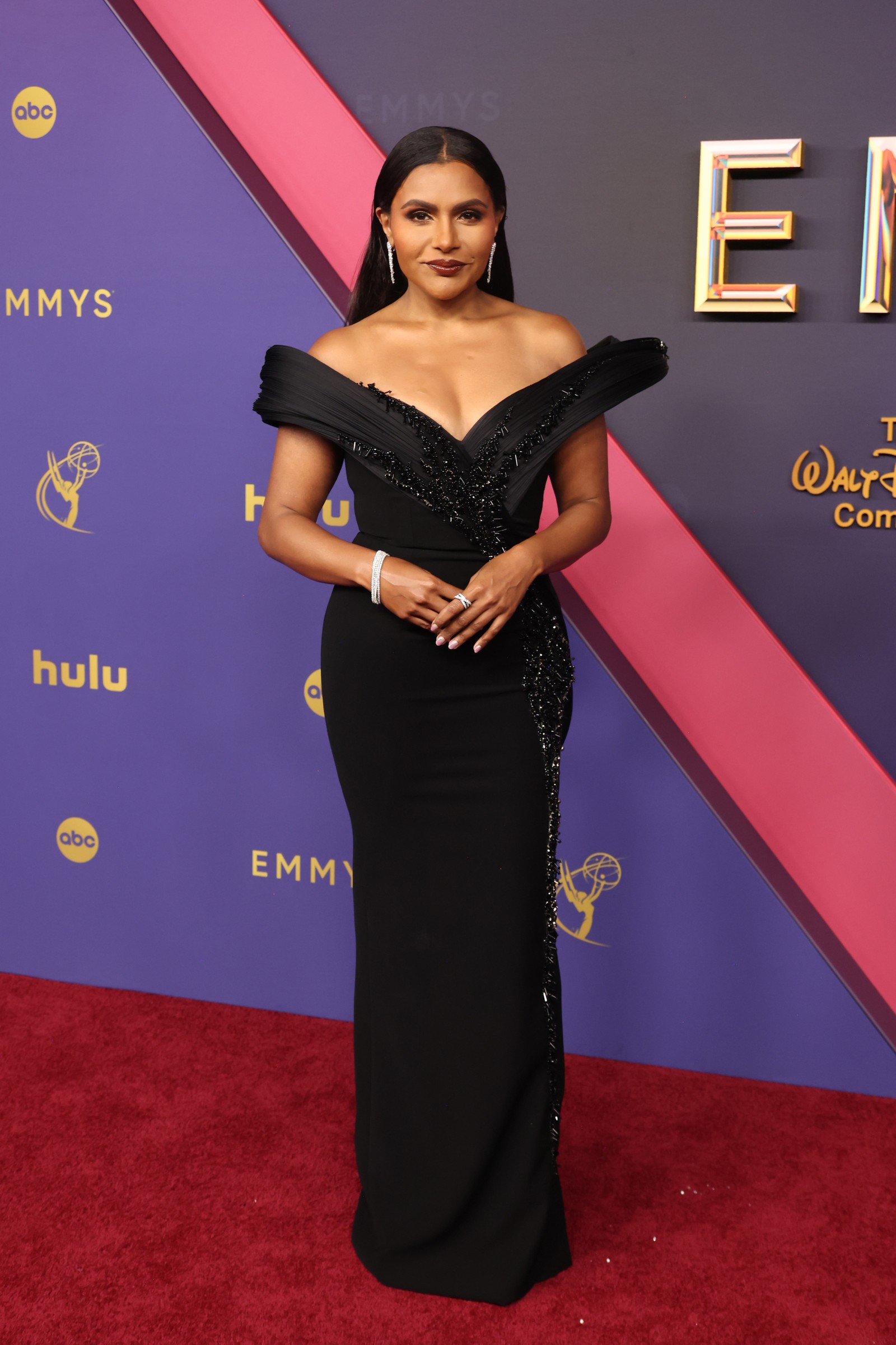 Indicada pela primeira vez ao Emmy, Selena Gomez brilha no tapete vermelho