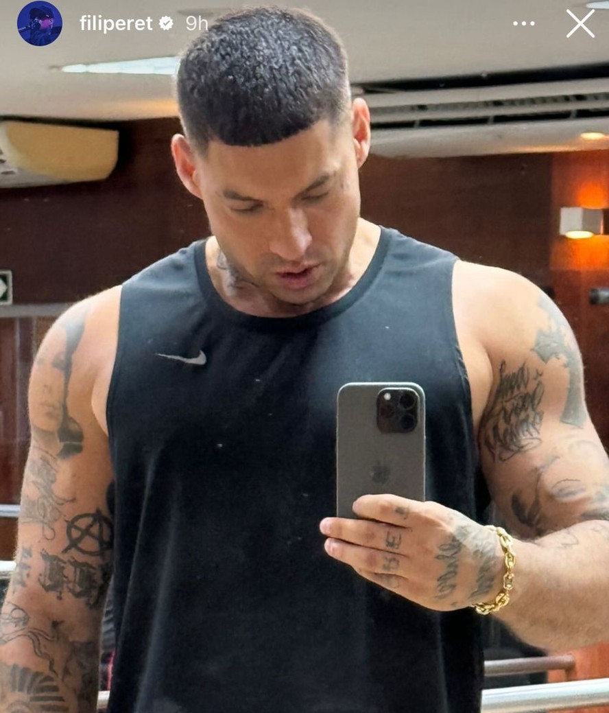 Filipe Ret exibe tatuagens em selfie no espelho