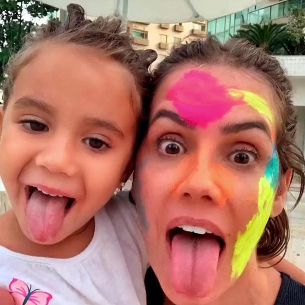 Maria Flor se diverte pintando o rosto de Deborah Secco: 'Tô fazendo ...