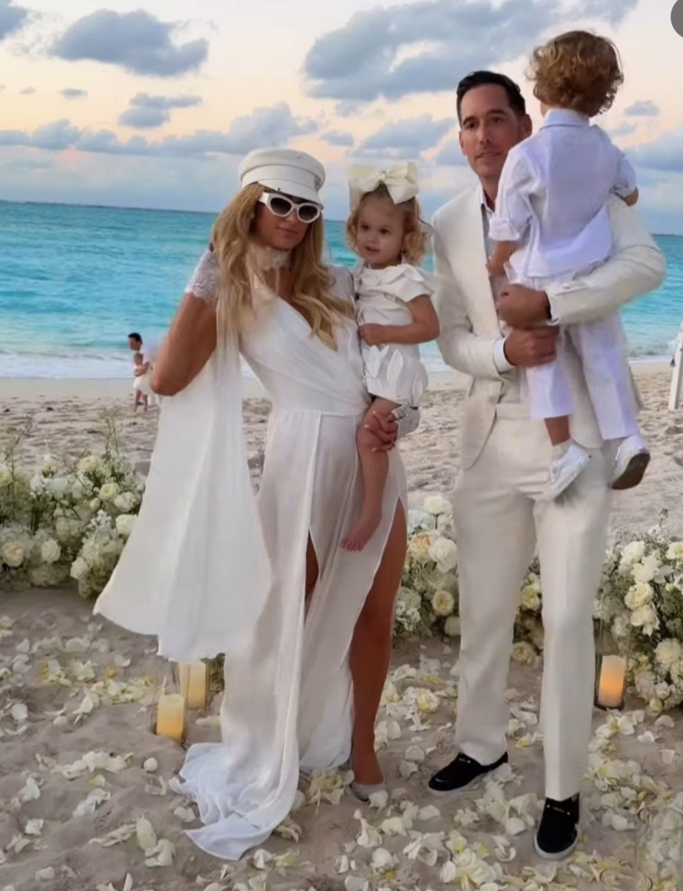 Paris Hilton renova votos de casamento com Carter Reum