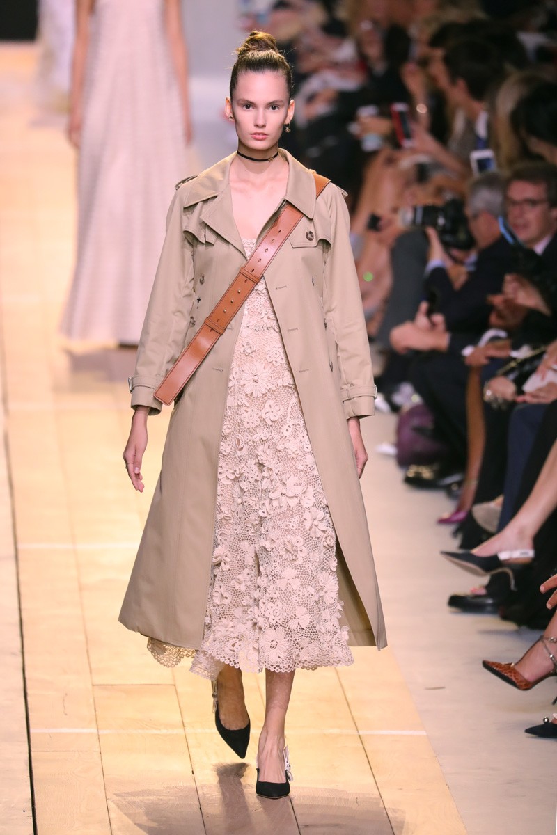 O desfile de estreia de Maria Grazia Chiuri na Christian Dior