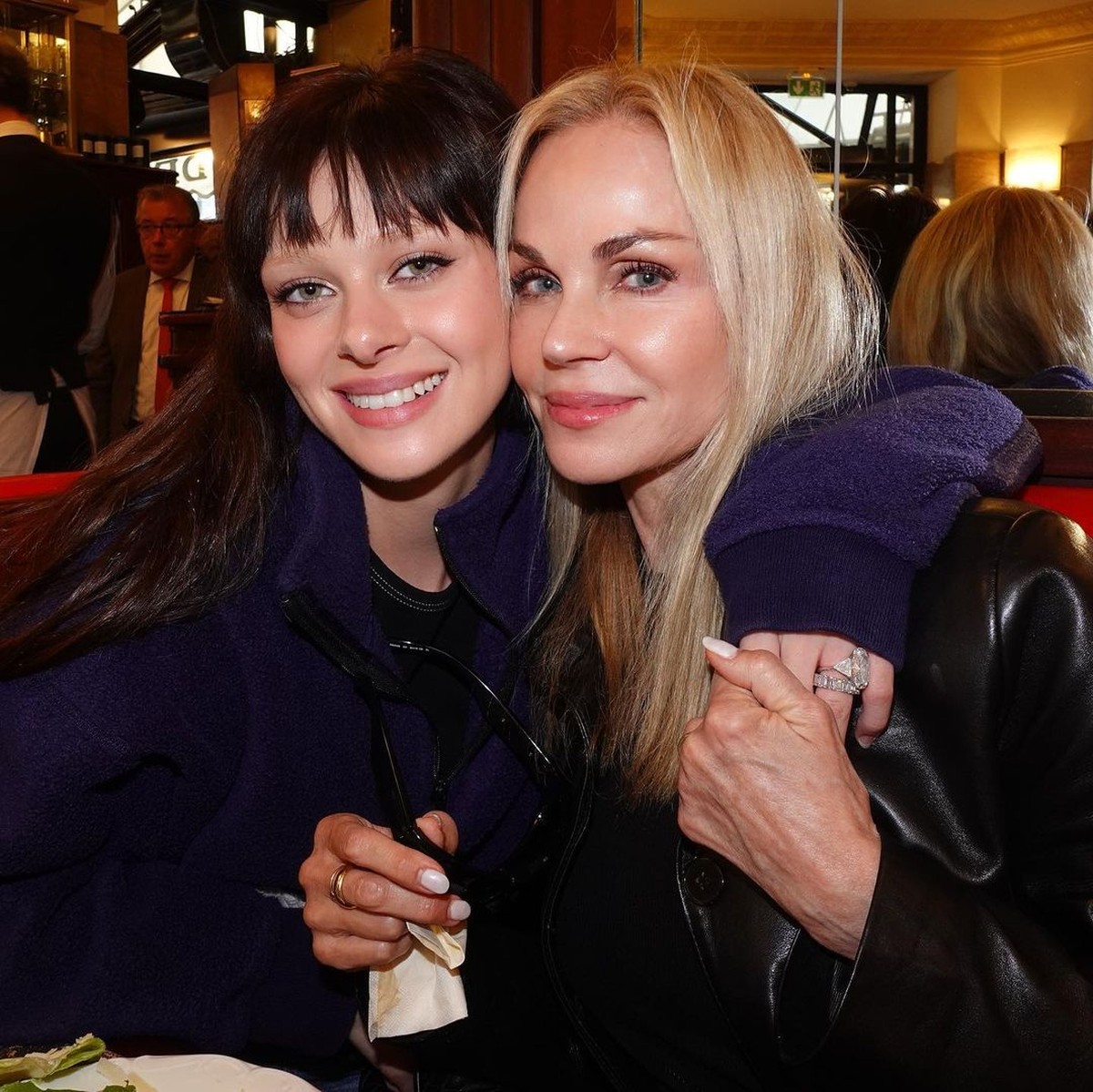 Nicola Beckham posa com a mãe e se declara: 'Minha melhor amiga'