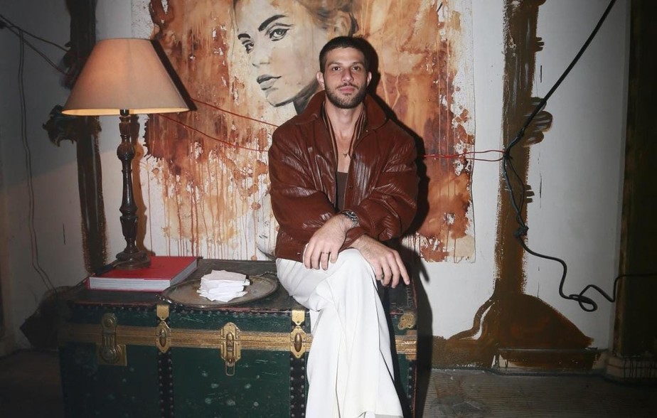 Chay Suede exibe registros de viagem a São Paulo | Celebridades | Vogue