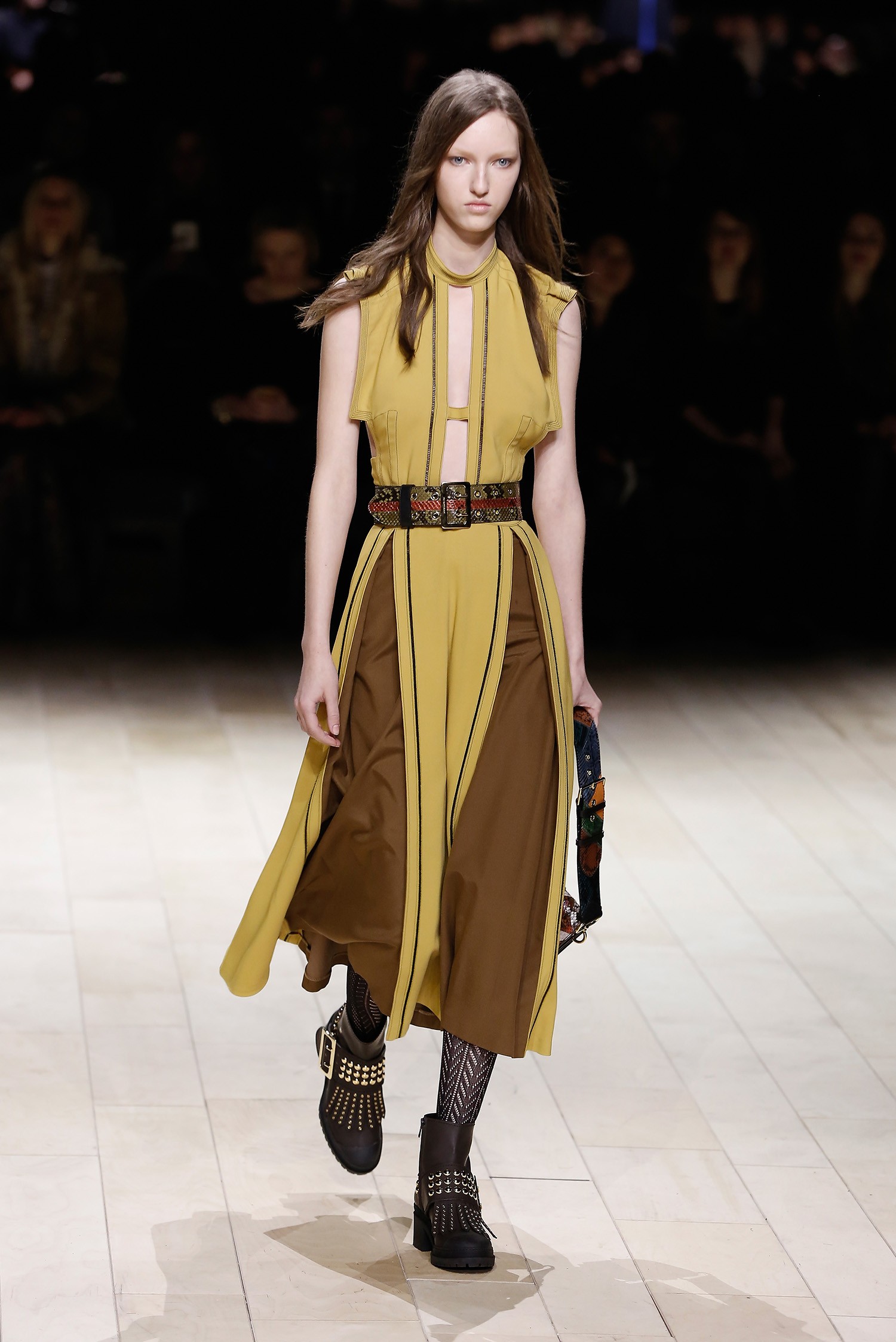 Burberry aposta em inverno 2017 brilhante (e com perfume grunge!)