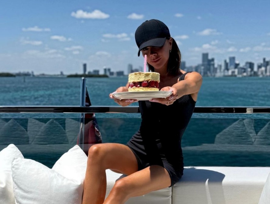 Victoria Beckham celebra a chegada dos 51 anos em barco luxuoso