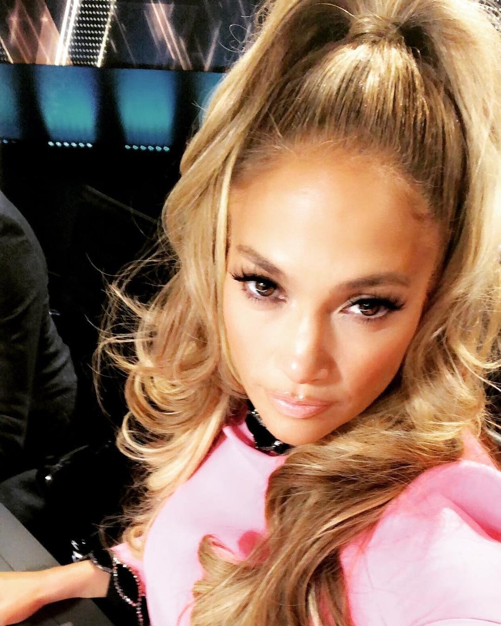 Jennifer Lopez investe em look Barbie e fãs elogiam a aparência jovem ...