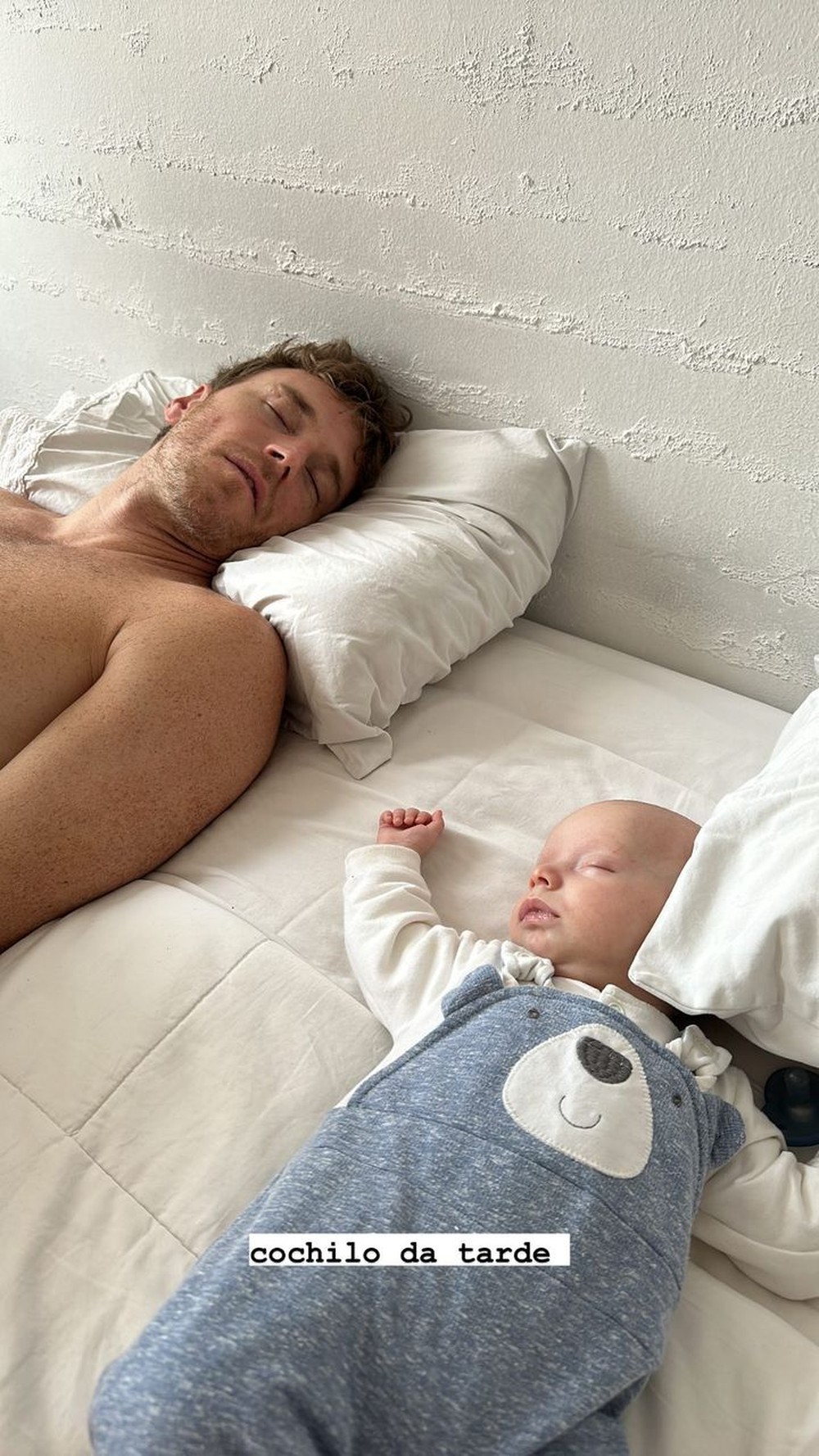 Isa Scherer flagra momento fofo de Rodrigo Calazans e Bento