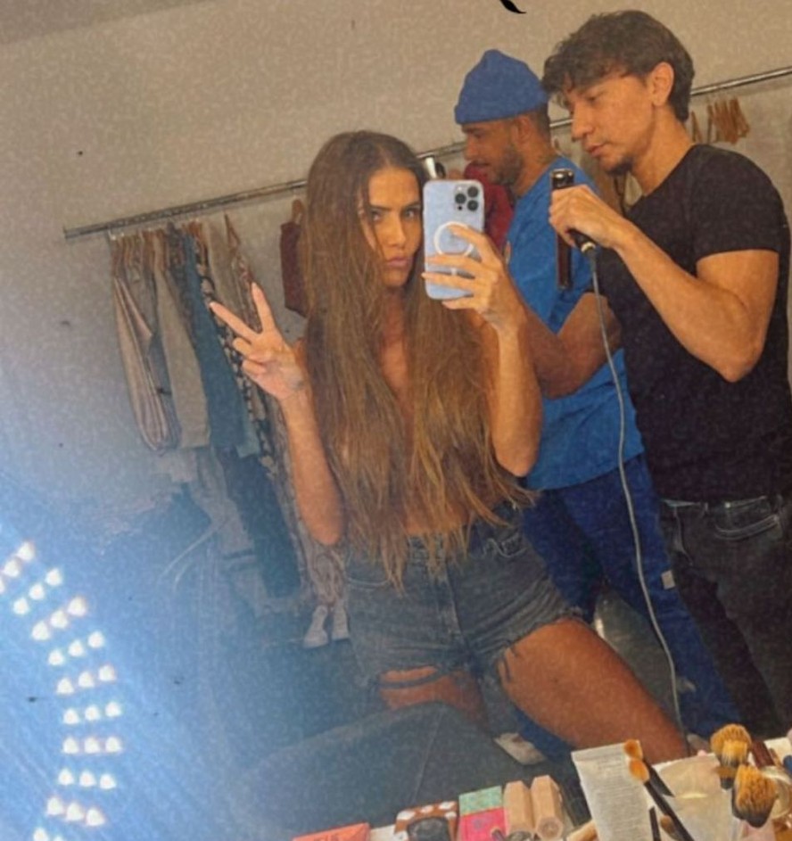 Deborah Secco registra backstage de shooting em selfie no camarim