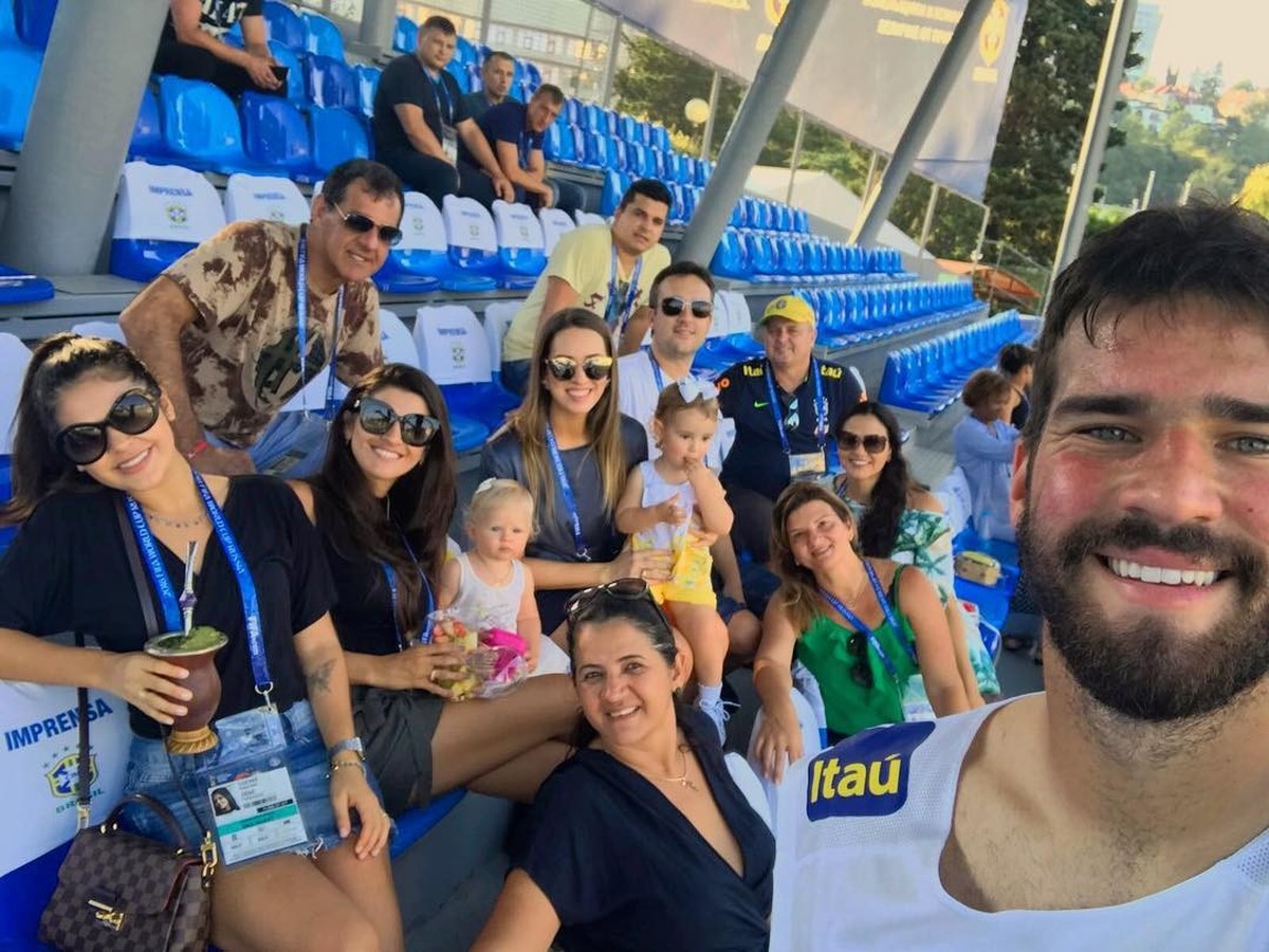 Natália Becker mostra selfie de Alisson com a família em treino